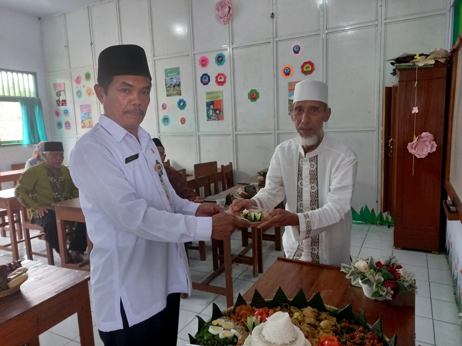 Selamatan Pemasangan Kerangka Atap Ruang Kelas Baru Min 1 Kebumen