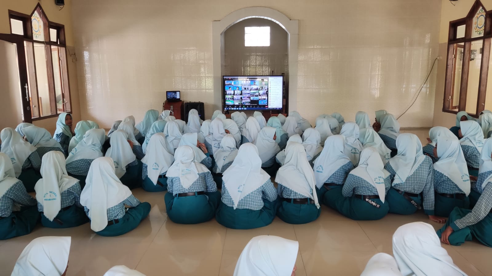 Siswa MTsN 1 Rembang Nobar Literasi Digital 2023 - Kantor Wilayah ...