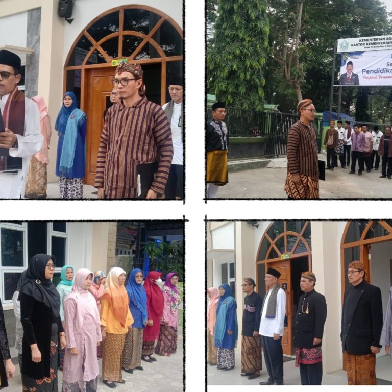 Kenakan Baju Adat Pegawai Kemenag Rembang Ikuti Upacara Hardiknas