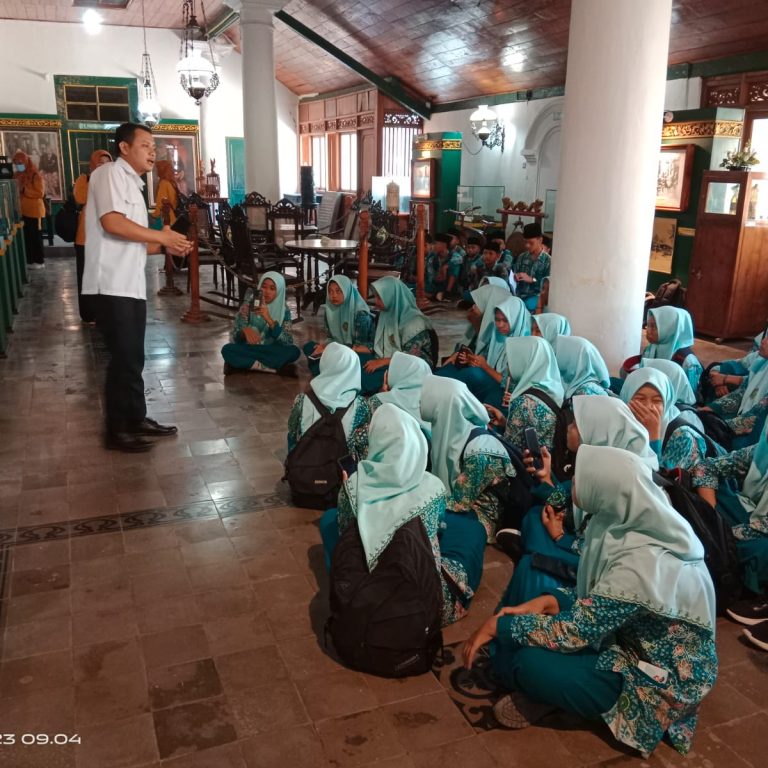 MTsN 2 Rembang Ajak Siswa Berkunjung ke Museum RA Kartini - Kantor ...